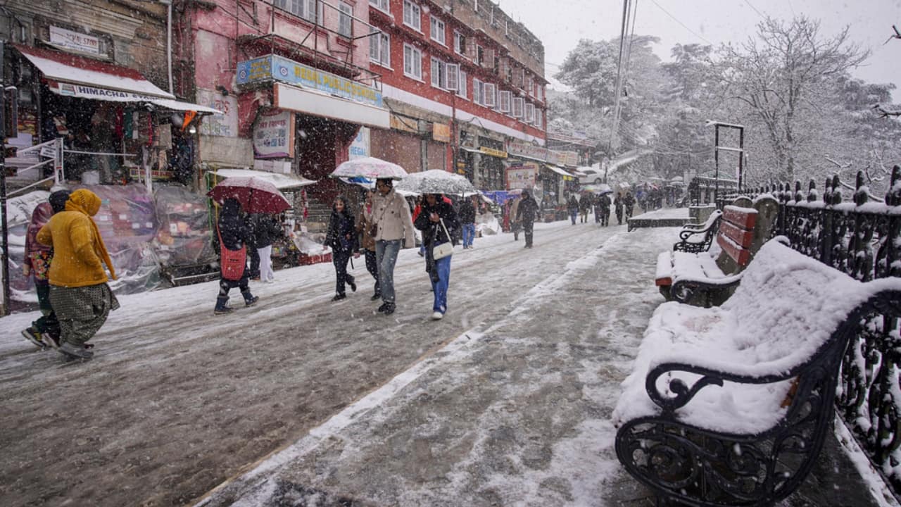 Heavy snowfall brings Himachal to a halt amid orange alert: 177 roads ...