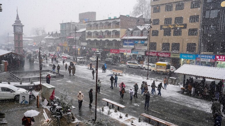 Kashmir hit by heavy snowfall: Flights, rail services suspended, Jammu ...