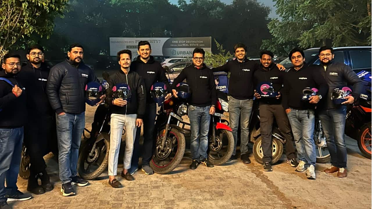 Magicpin CEO Anshoo Sharma goes out on bike to deliver food on New Year ...