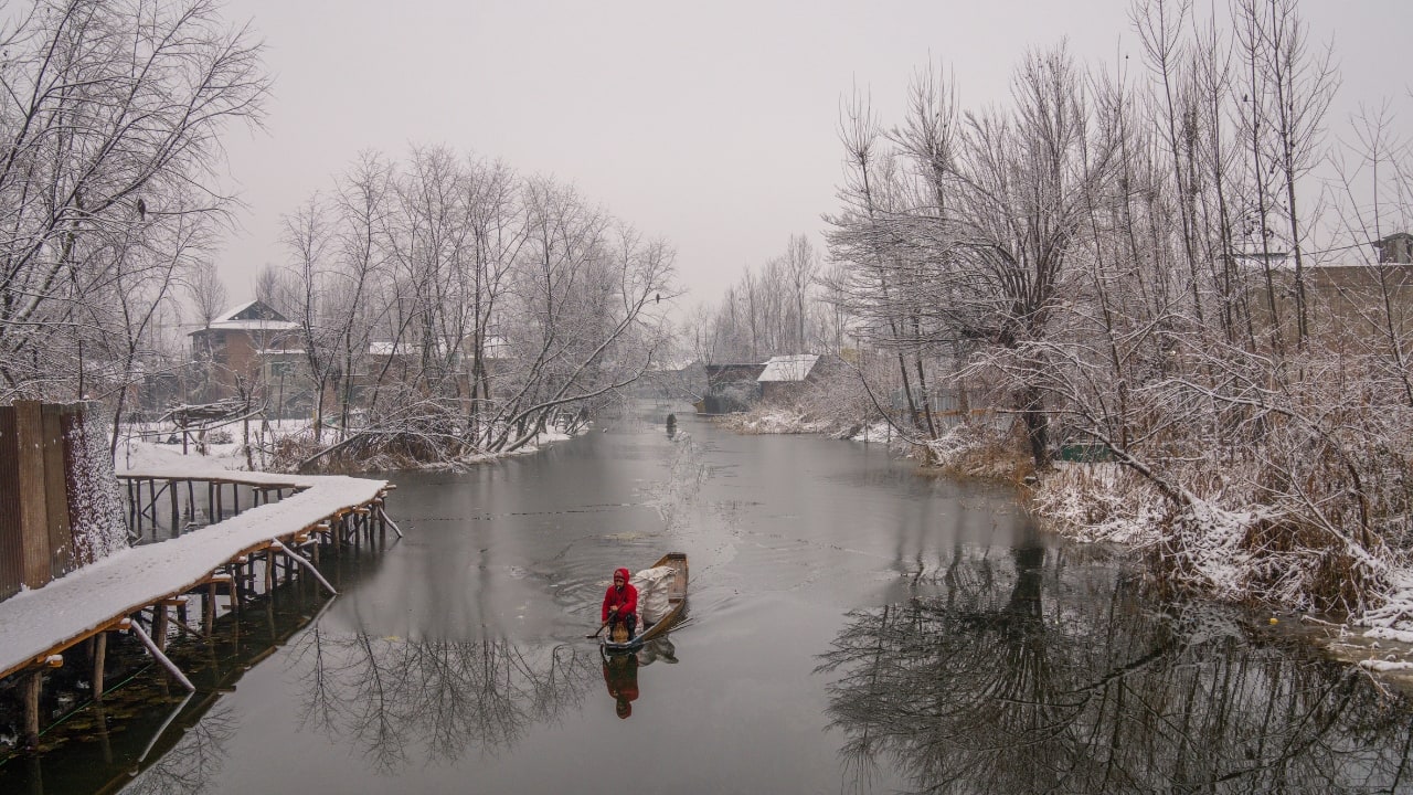 Kashmir Cold Wave: Freezing temperatures grip valley as 'Chillai-Kalan ...