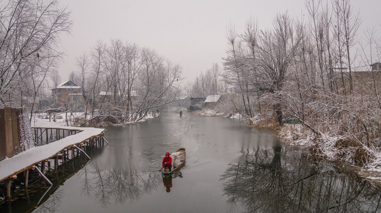 Kashmir Cold Wave: Freezing temperatures grip valley as 'Chillai-Kalan ...