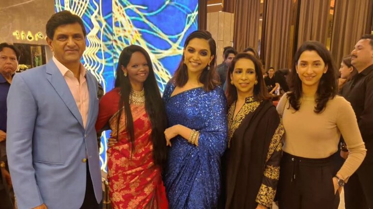 Deepika Padukone and family pose with Laxmi Agarwal in this unseen ...