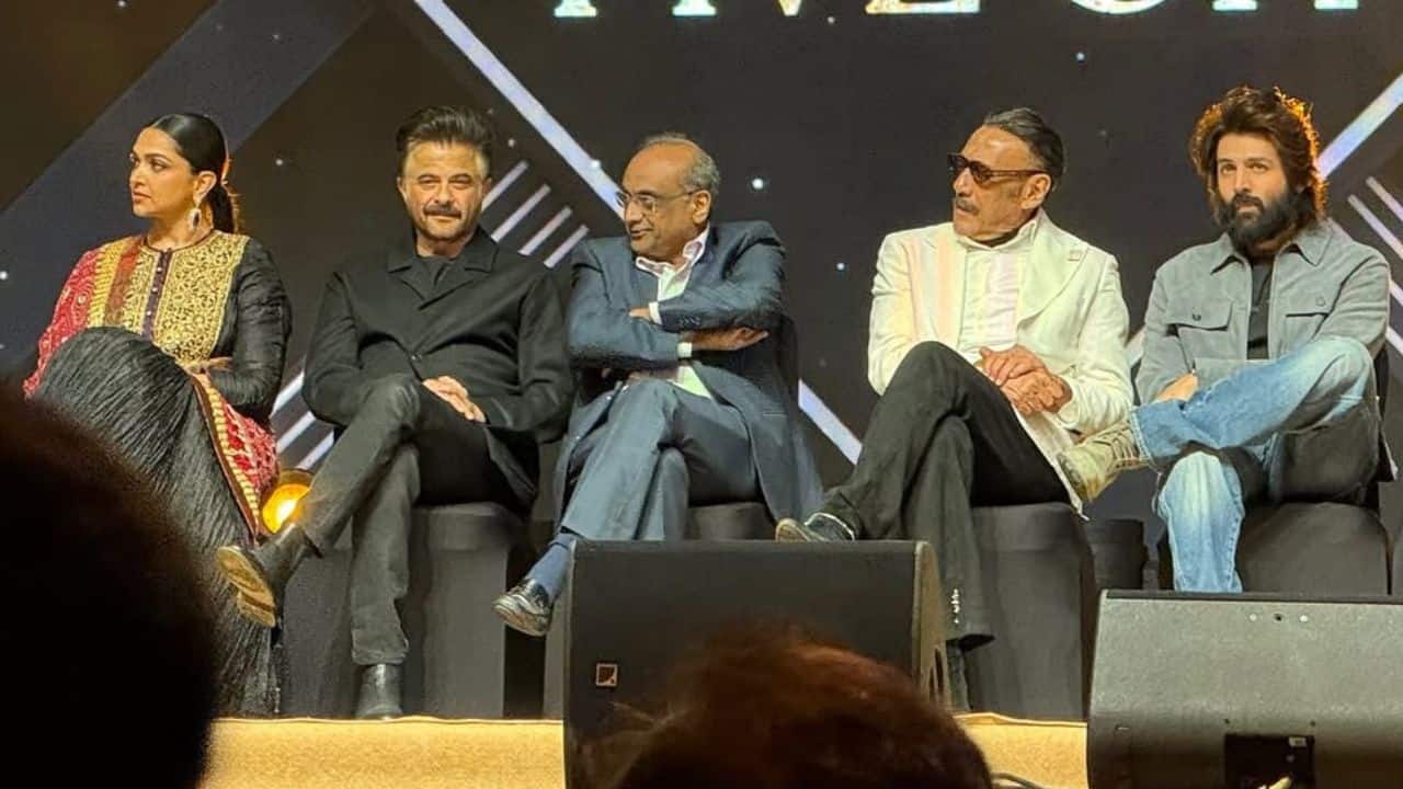 Deepika Padukone greets Kartik Aaryan with a warm hug in an event, Anil ...