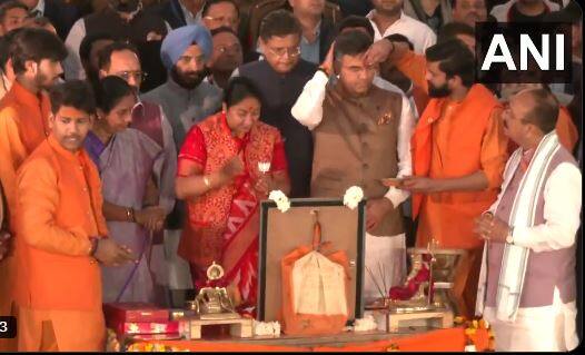 Watch: Delhi CM Rekha Gupta performs Yamuna aarti with Cabinet ministers