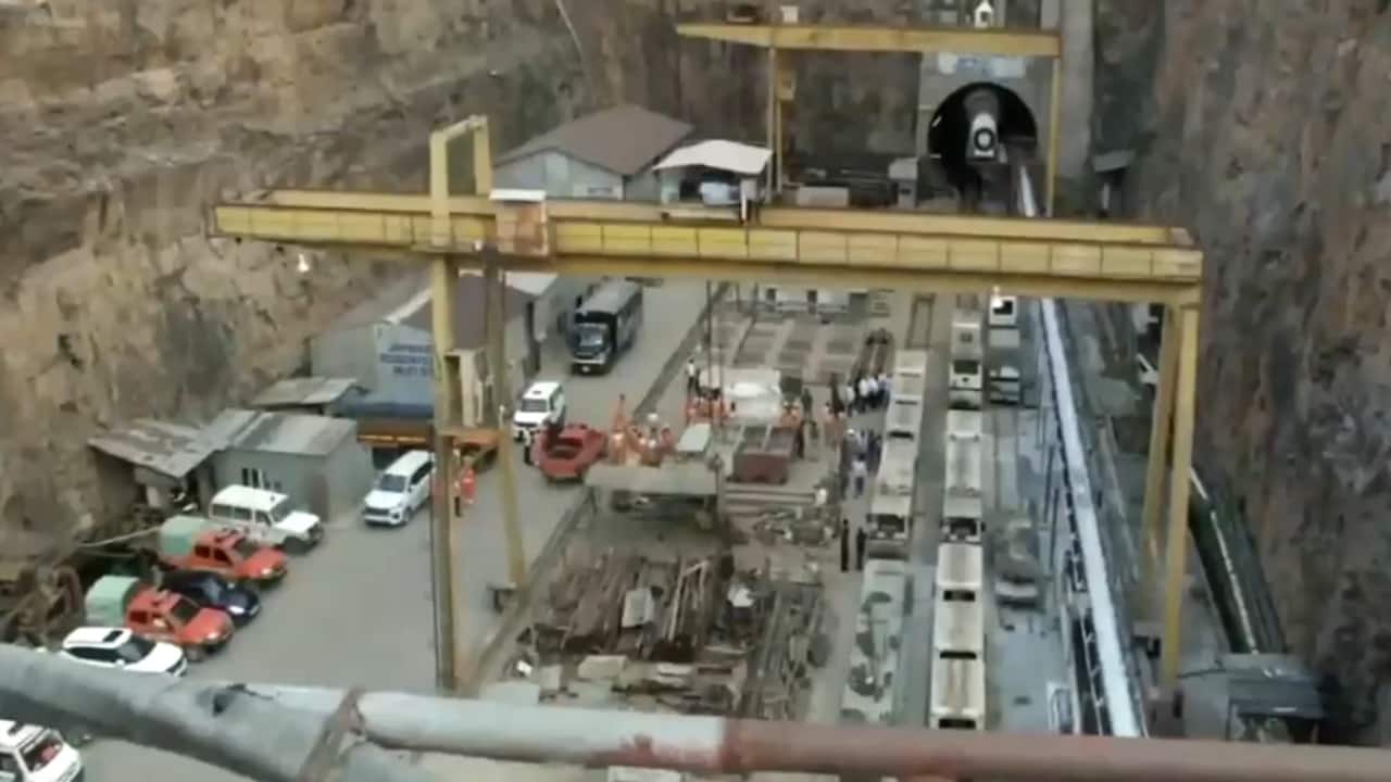 Telangana tunnel collapse: Silt removal efforts at locations of trapped ...