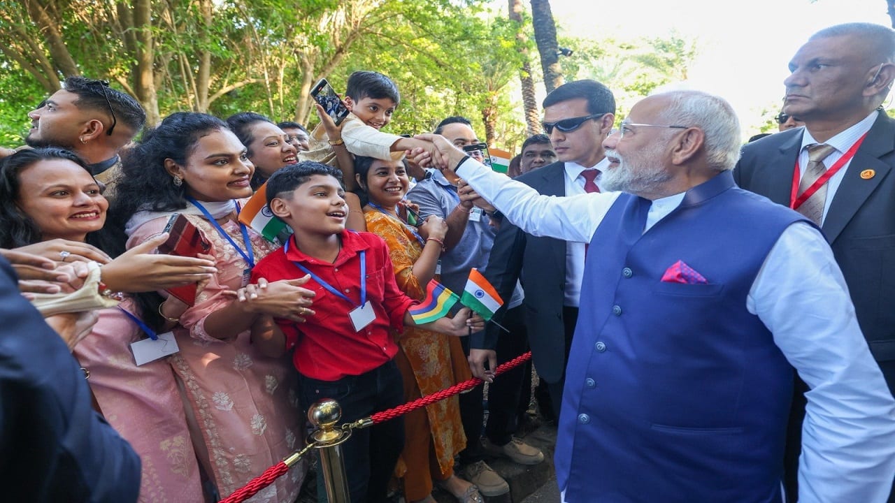 PM Modi receives traditional Bihari 'Geet Gawai' welcome in Mauritius