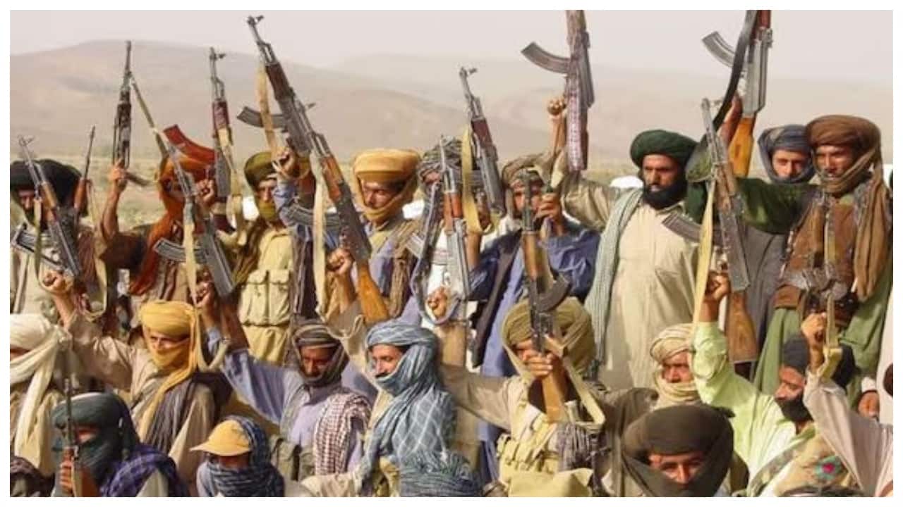 Pakistan train hijack: Baloch separatists kill 20 soldiers, take 182 ...