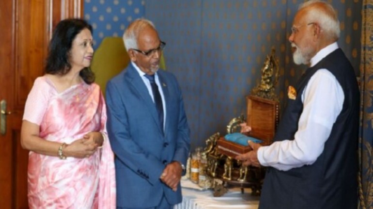 PM Modi meets Mauritius President Dharam Gokhool, gifts him Gangajal ...