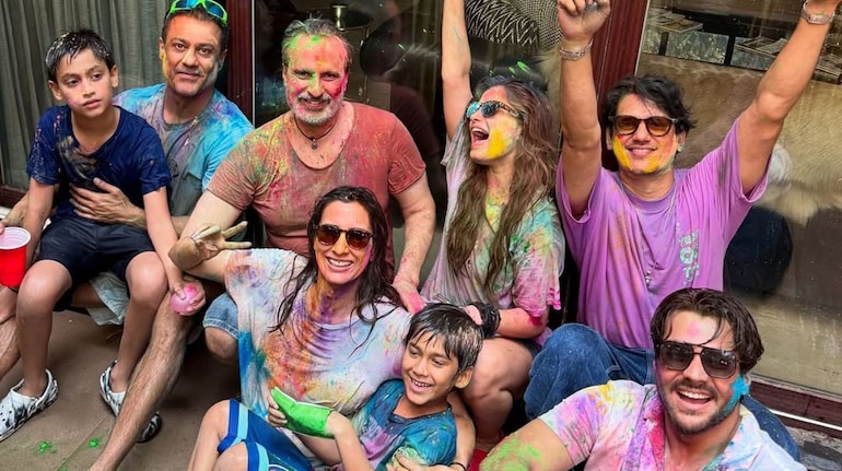 Ashish Chanchalani celebrates Holi at Raveena Tandon’s Mumbai residence ...