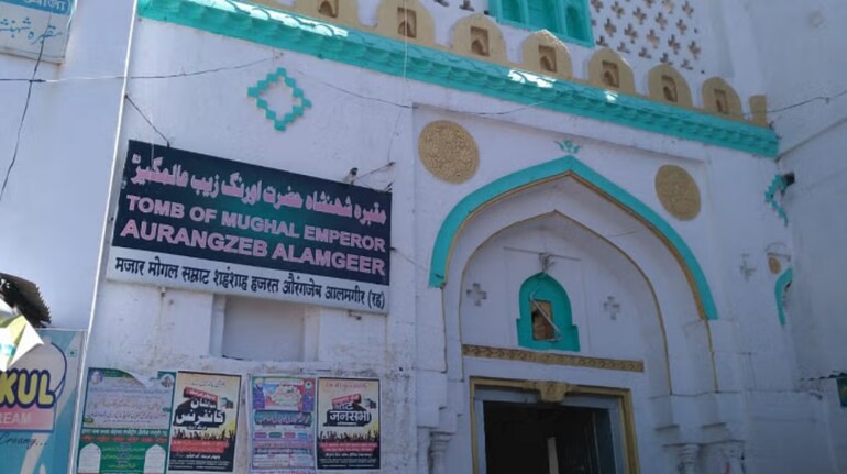 Security tightened at Aurangzeb's tomb in Maharashtra after VHP ...