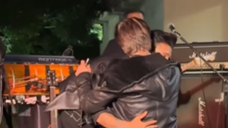 Singer Stebin Ben pays homage to Shah Rukh Khan with a bow and hug at ...