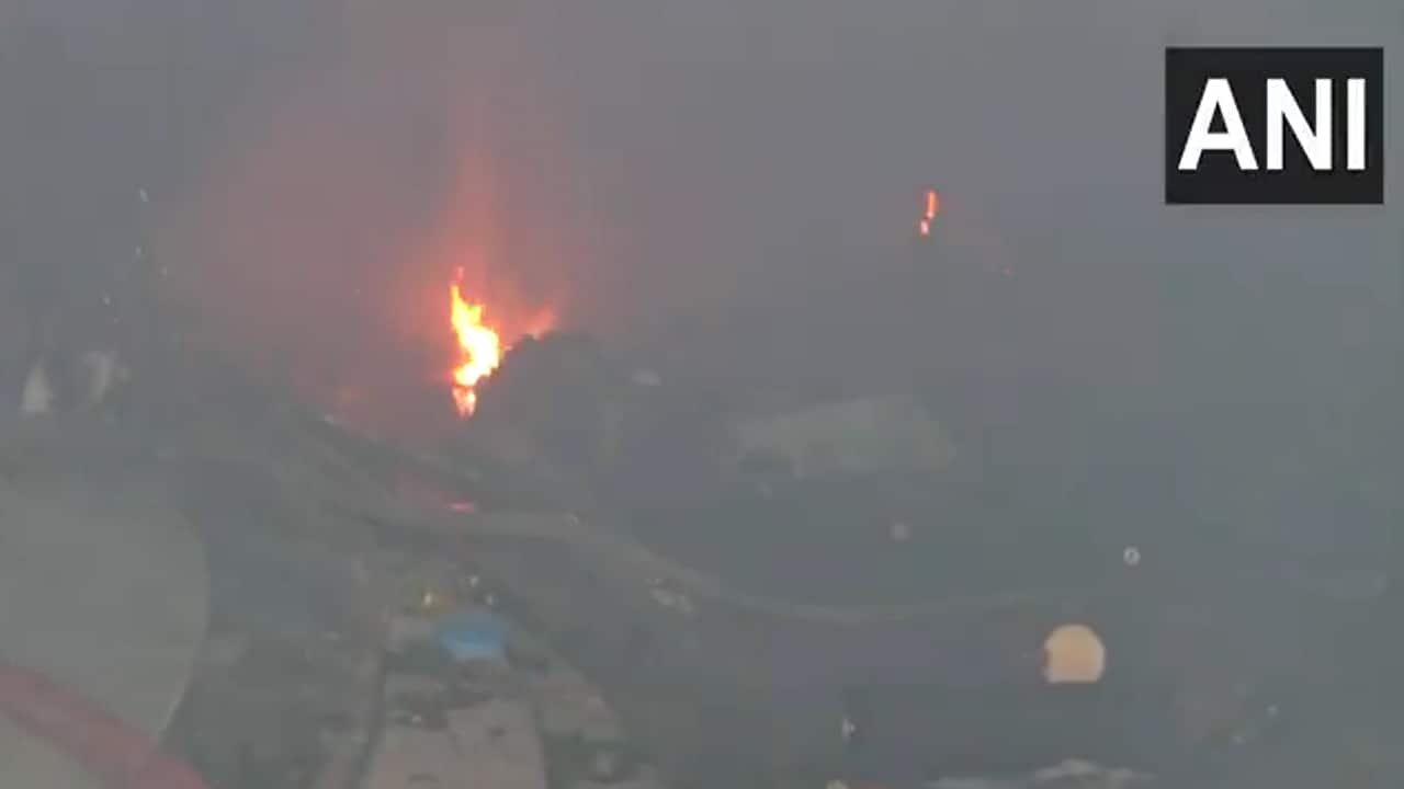 Dilli Haat fire: Massive fire at Delhi's Dilli Haat, 13 fire tenders ...