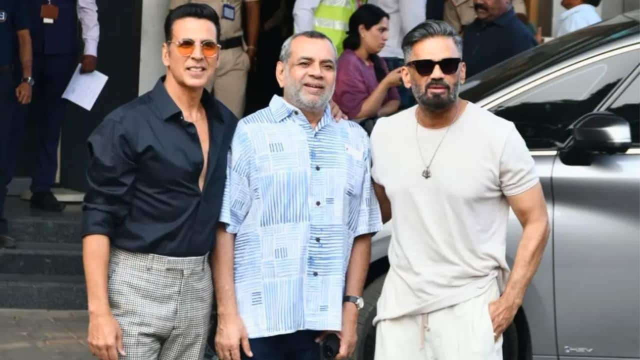 Paresh Rawal returns Rs 11 lakh signing amount with 15 percent annual interest To Akshay Kumar ...
