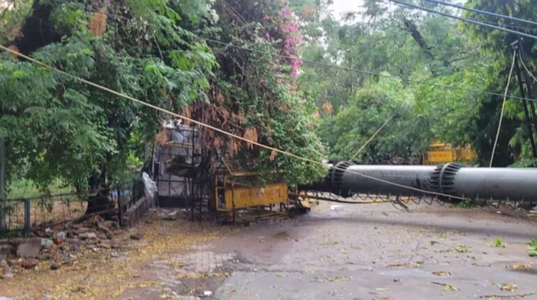 100-feet-tall mobile tower collapses in Delhi due to strong winds and ...
