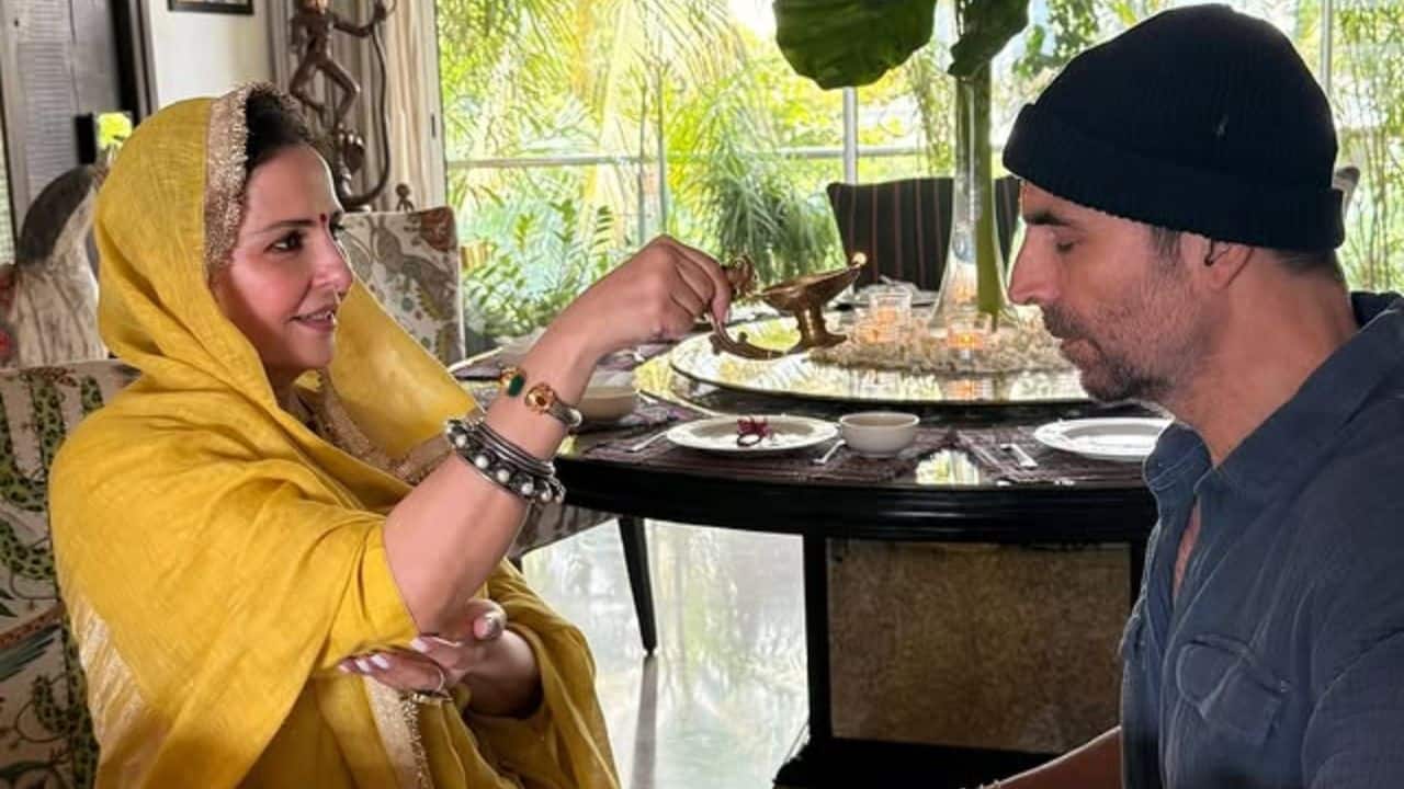 Akshay Kumar compares sister Alka's smile with their mother's presence ...