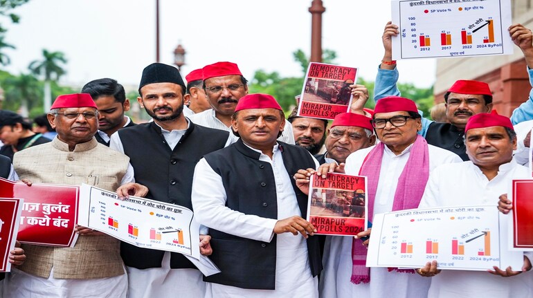 Watch | Akhilesh Yadav leaps over barricade as Delhi police stops INDIA ...