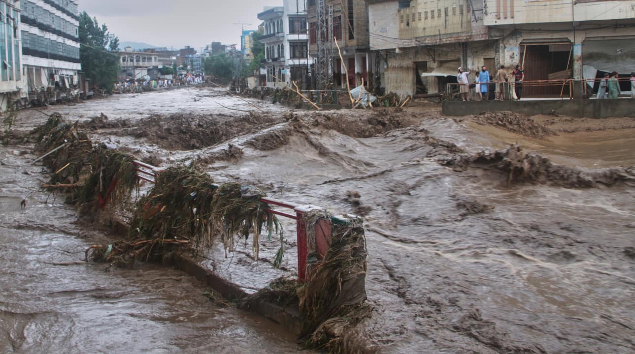 Pakistan floods: Death toll rises over 300 as rescuers pull more bodies ...