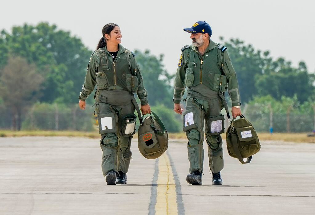 End of 60-year journey: IAF MiG-21 flies into history | See pics ...