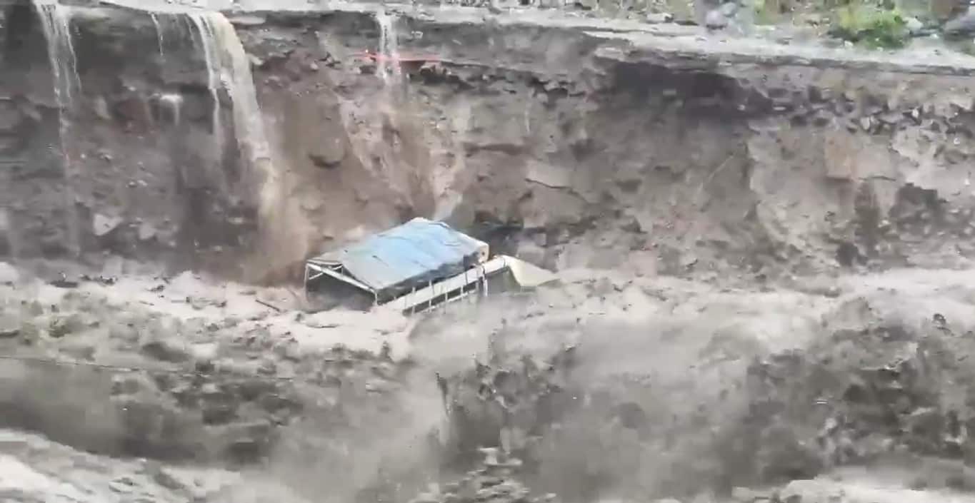 Himachal floods fury: Beas river sweeps away buildings, highways vanish ...