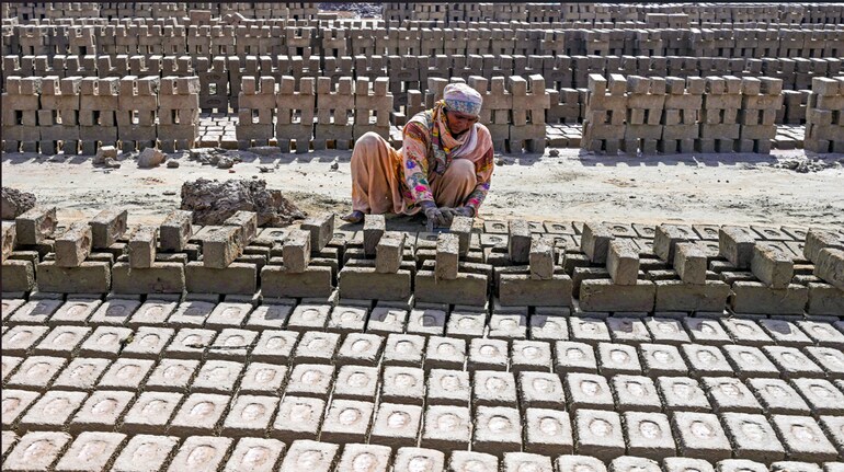 Rampant exploitation: Pakistan's brick kiln workers face abuse, debt ...