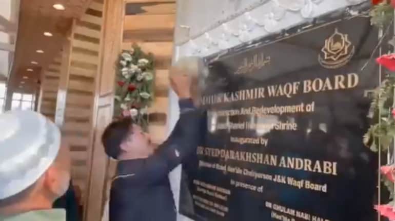 Watch: Mob vandalises National Emblem at Hazratbal Shrine in Srinagar ...