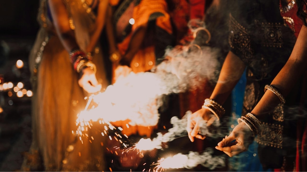 Delhi AQI News Live: Delhi air pollution hits 4-year high on Diwali ...