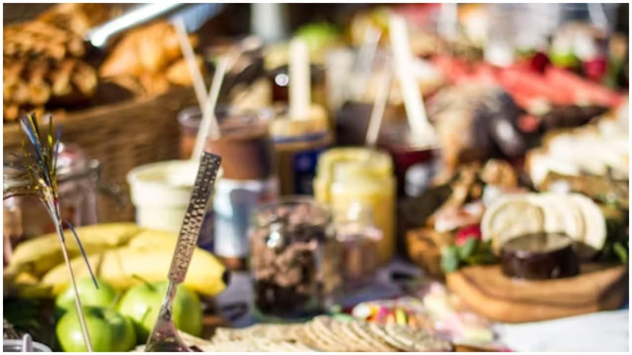 Man shares post on Indian family packing food at no-takeaway buffet in ...