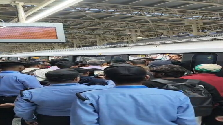 Bengaluru Metro’s Yellow Line services disrupted as passengers block ...