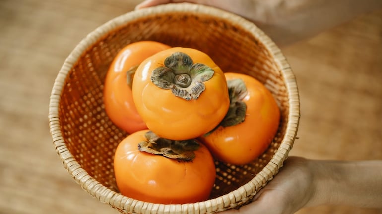 Persimmon: The winter fruit rich in antioxidants, fibre and offers ...