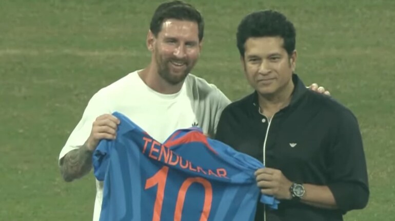 Sachin Tendulkar presents Lionel Messi with his iconic No. 10 ODI ...