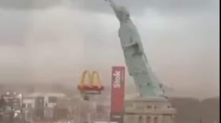 Replica of Statue of Liberty falls due to strong winds in Brazil, video ...