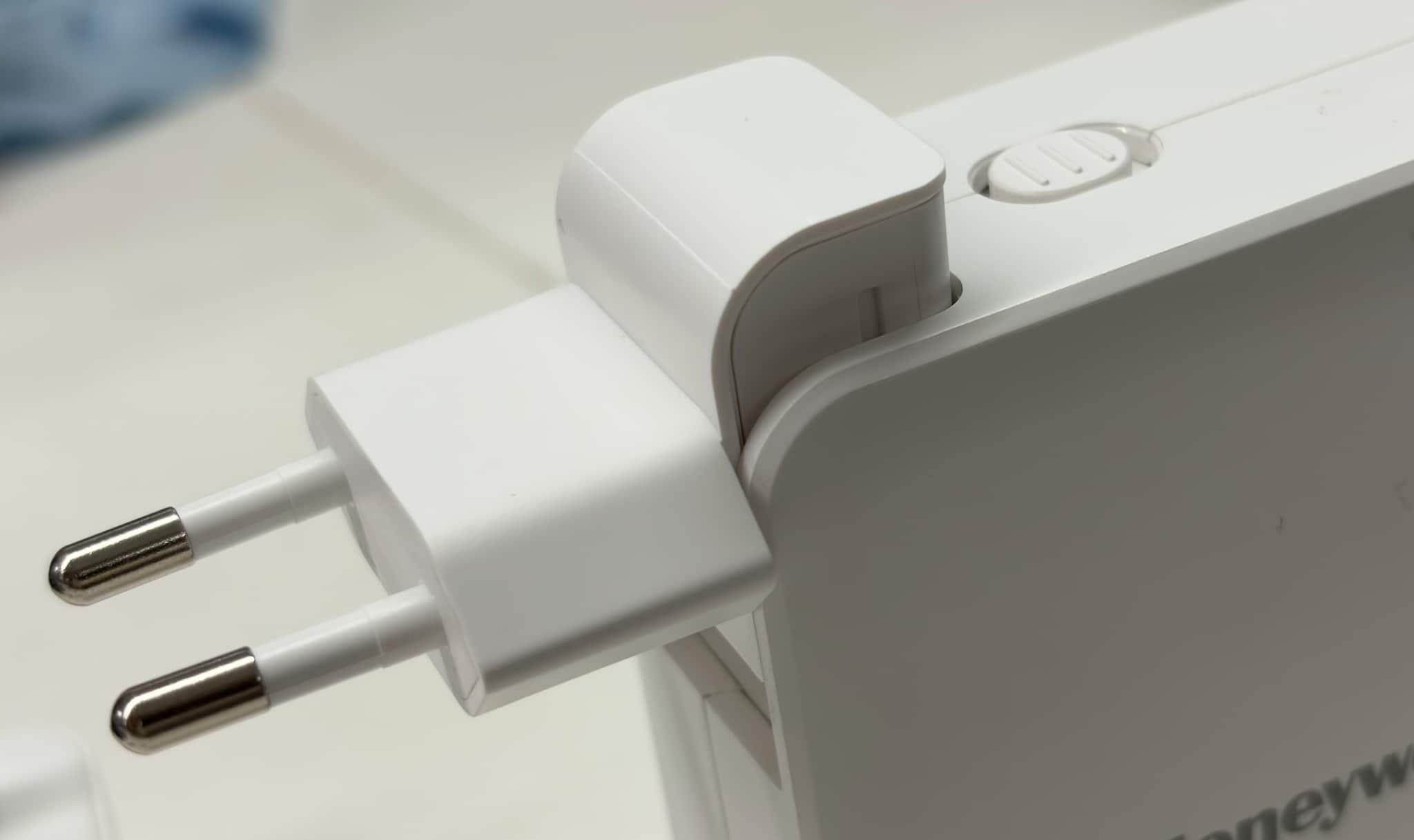 Honeywell Zest Charger GaN 140W review | Moneycontrol News