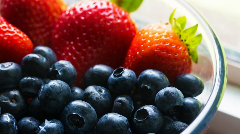 Do you clean your berries? Doctor shares science-backed way to remove ...
