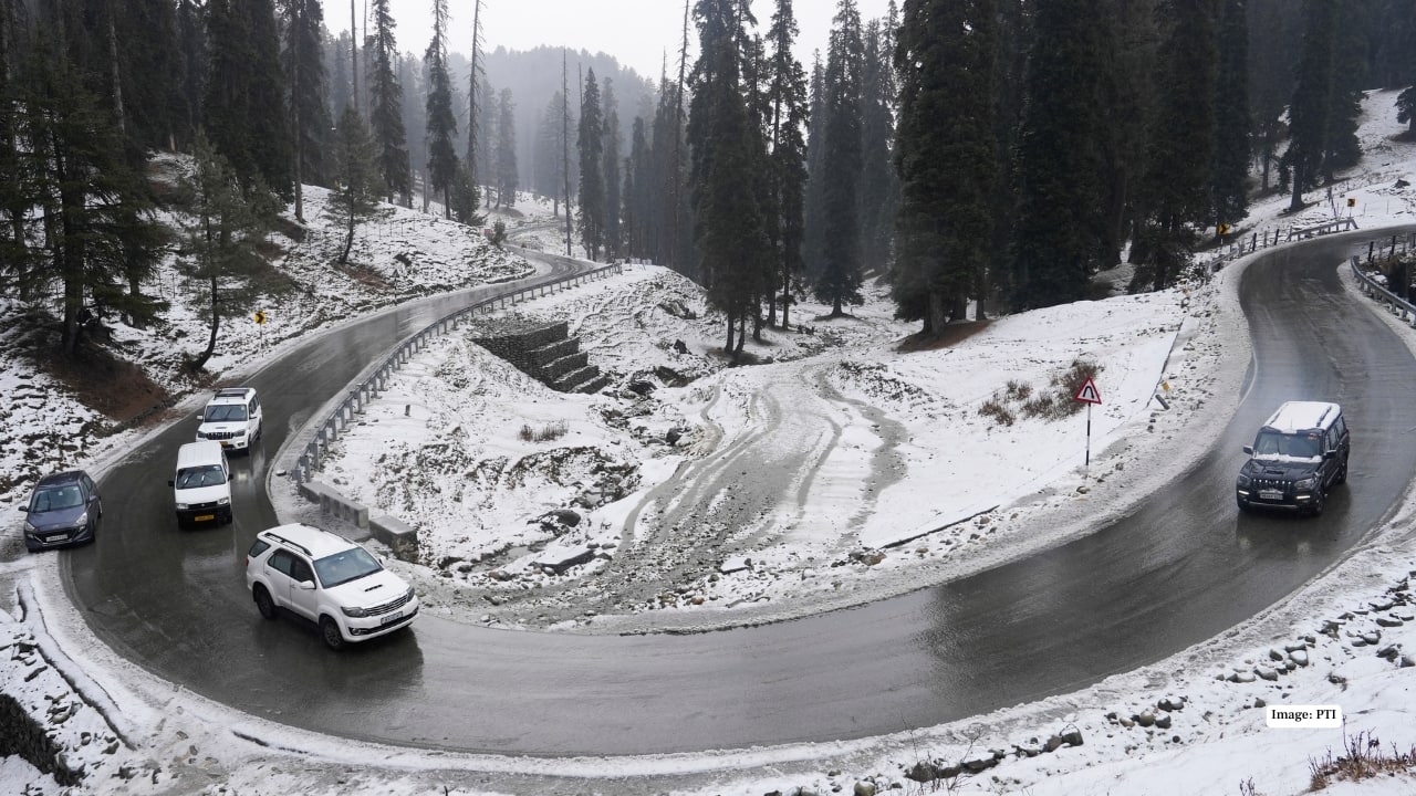 Fresh snowfall revives Gulmarg winter tourism: Why tourists are returning