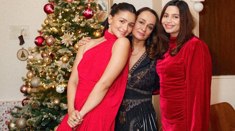 Alia Bhatt poses with mom Soni Razdan, sister Shaheen Bhatt, and ...
