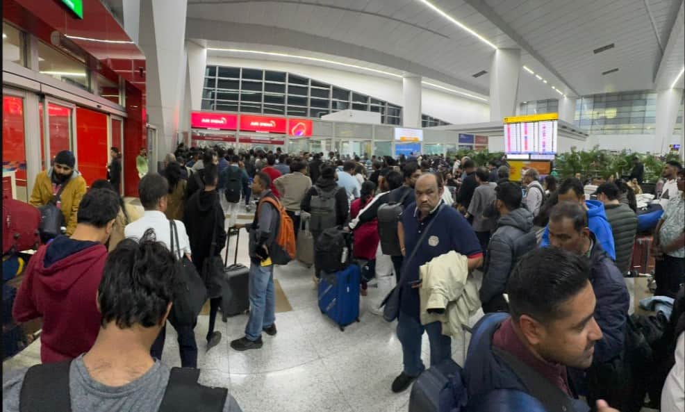 Delhi fog: IMD issues red alert as low visibility looms, airlines issue ...