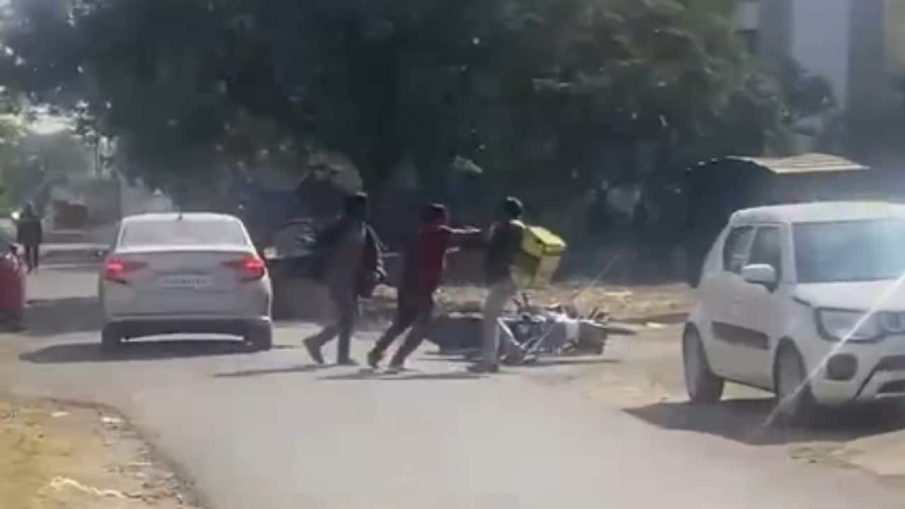 Blinkit delivery boy brutally assaulted, video surfaces amid gig ...