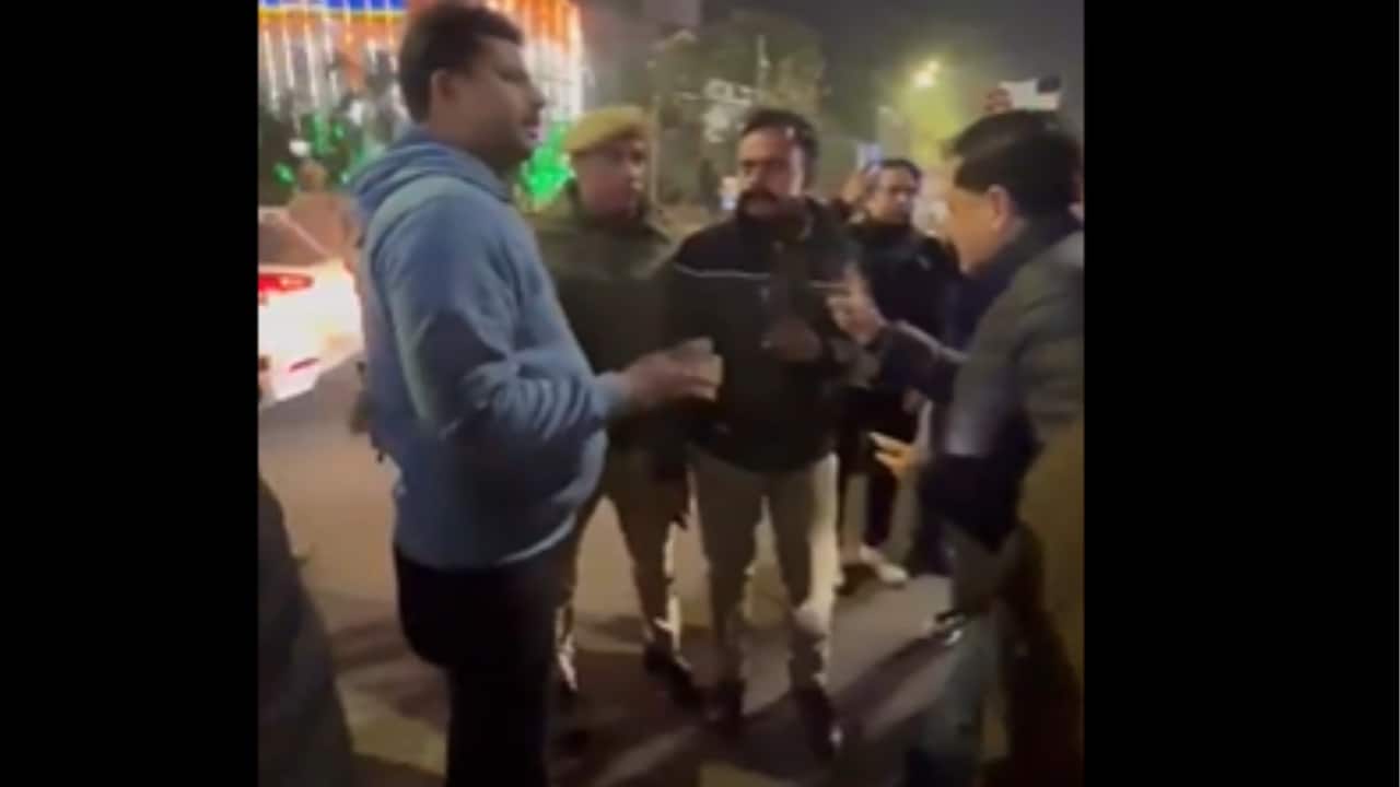 WATCH: Drunk SI creates ruckus in Lucknow on New Year night; booked