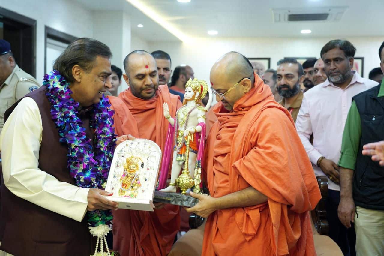 Mukesh Ambani, Anant Ambani offer prayers at Sarangpur Hanuman temple ...