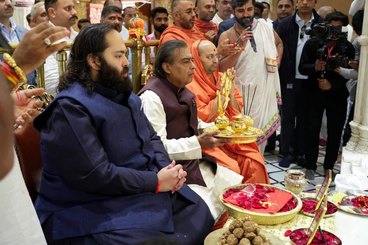 Mukesh Ambani, Anant Ambani offer prayers at Sarangpur Hanuman temple ...