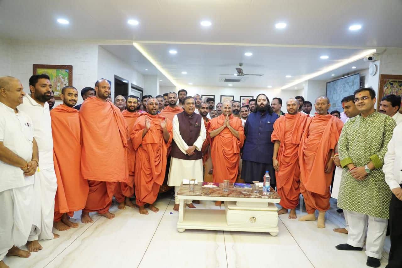 Mukesh Ambani, Anant Ambani offer prayers at Sarangpur Hanuman temple ...