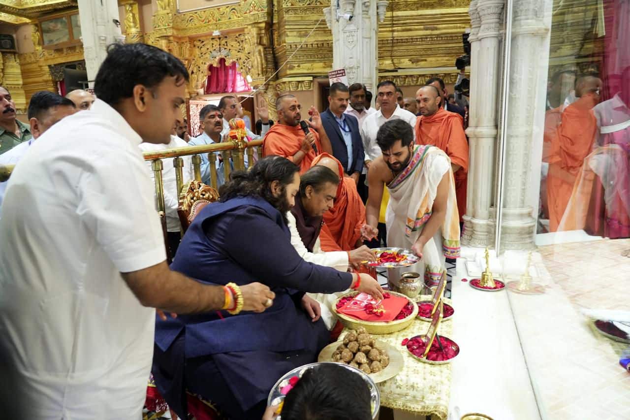 Mukesh Ambani, Anant Ambani offer prayers at Sarangpur Hanuman temple ...