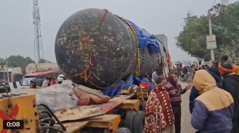 WATCH: 33-feet, 210-tonne Shiva Lingam rolls into Bihar, devotees line ...