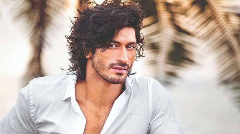 Internet Stunned as Vidyut Jammwal goes nude to climb a tree in viral ...