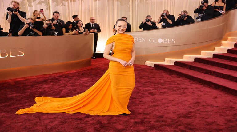Laufey corrects photographers after they mistaken for “Megan” at Golden ...