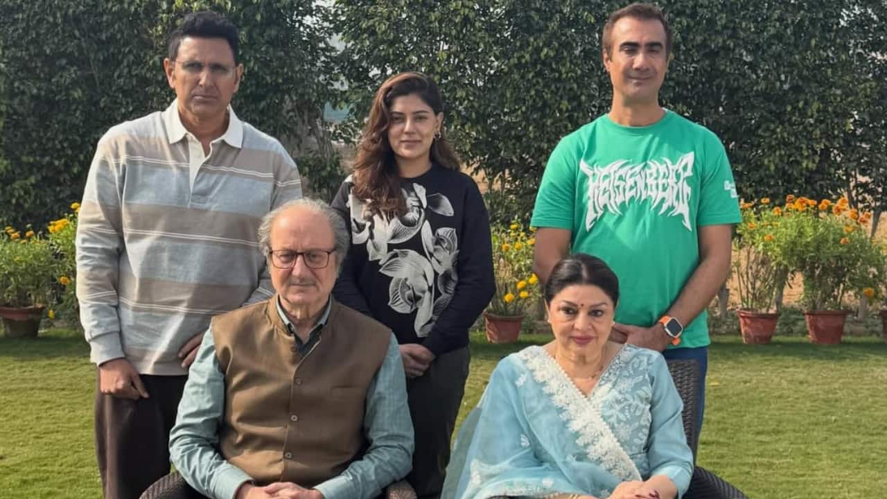 ‘Khoslas are back’: Anupam Kher poses with OG cast as Khosla Ka Ghosla ...