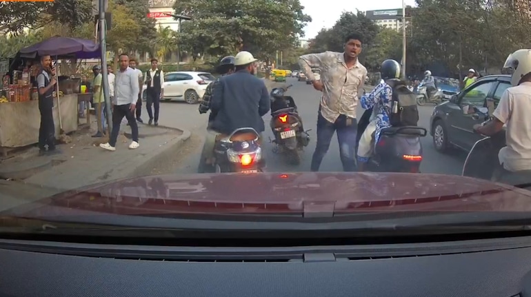 Road rage shocker: Biker pulls out knife at Bengaluru traffic signal ...