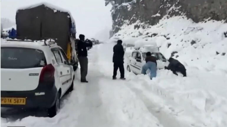 Why winter storms in the US make long power outages especially dangerous