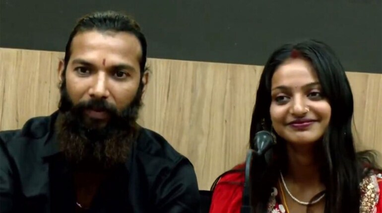 Kumbh mela girl Monalisa accuses director of harassment, seeks ...