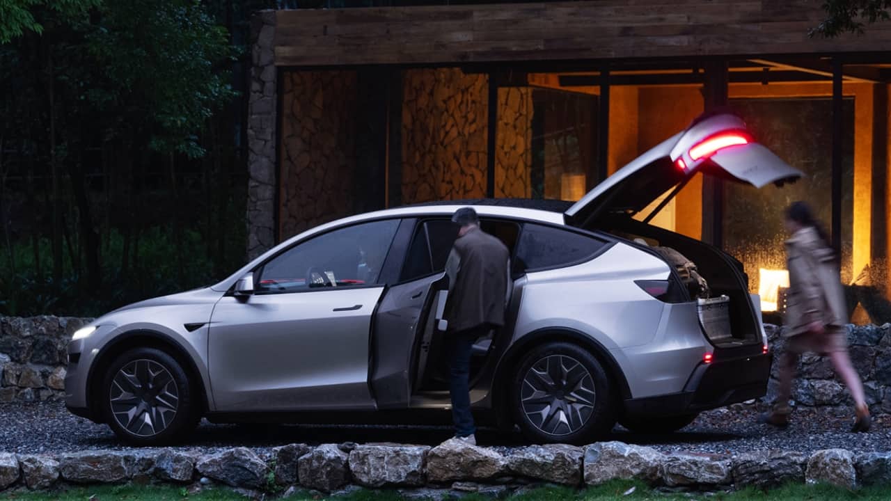 Tesla starts delivering Model Y L in India: Buyers get 6 seats, 681 km ...